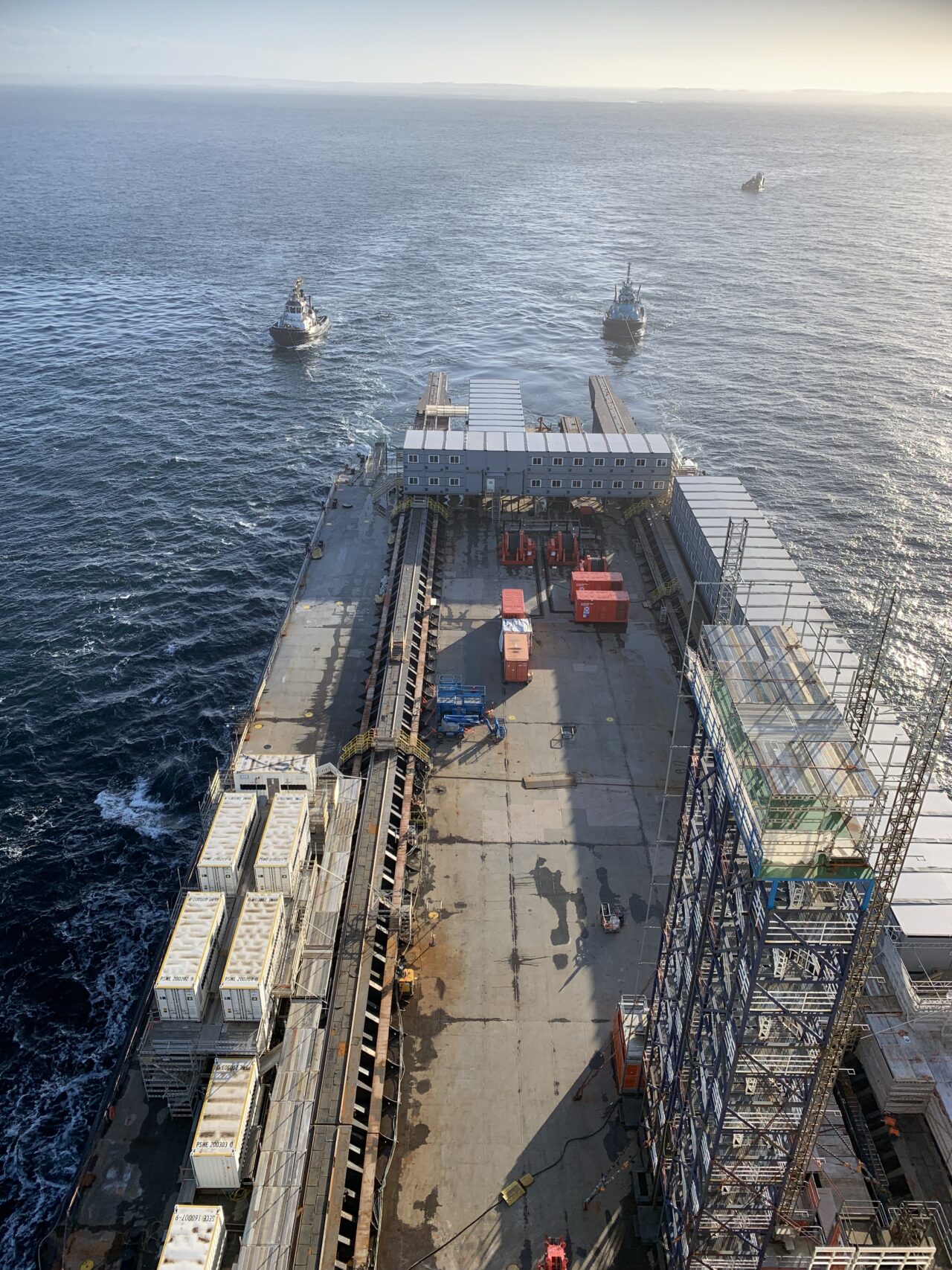 KOTUG towed and transferred huge topside from Haugesund to Pioneering ...