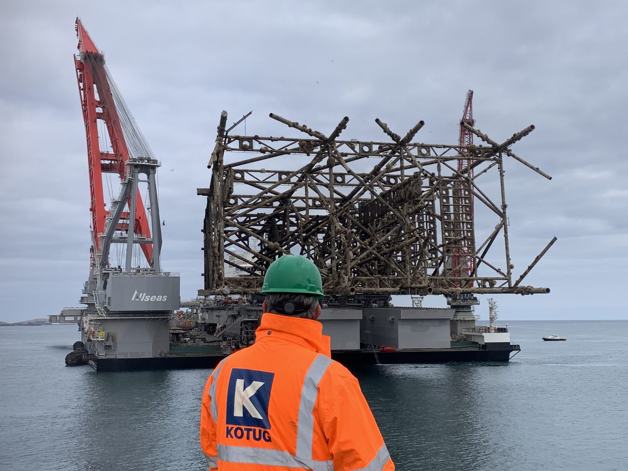 KOTUG towed and transferred huge topside from Haugesund to Pioneering ...
